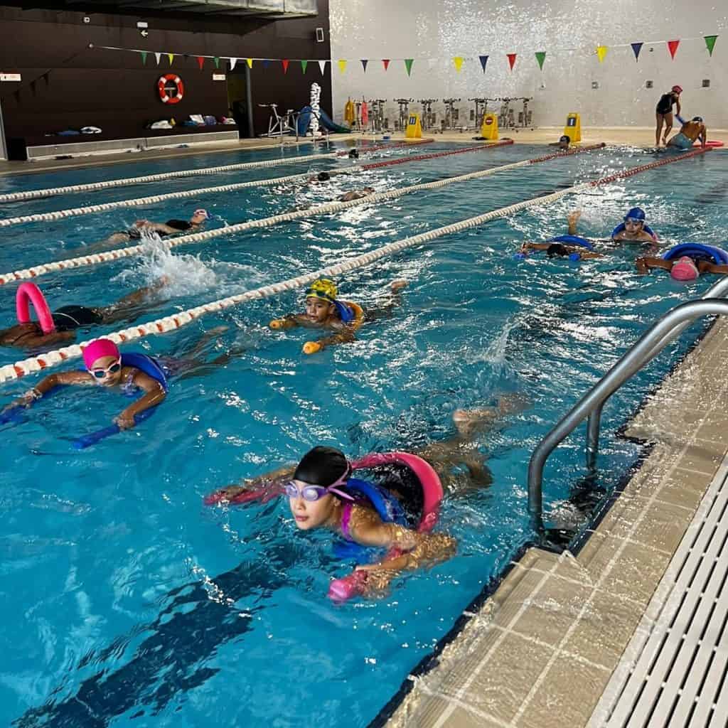 COMO PECES EN EL AGUA - Colegio Ángeles Custodios