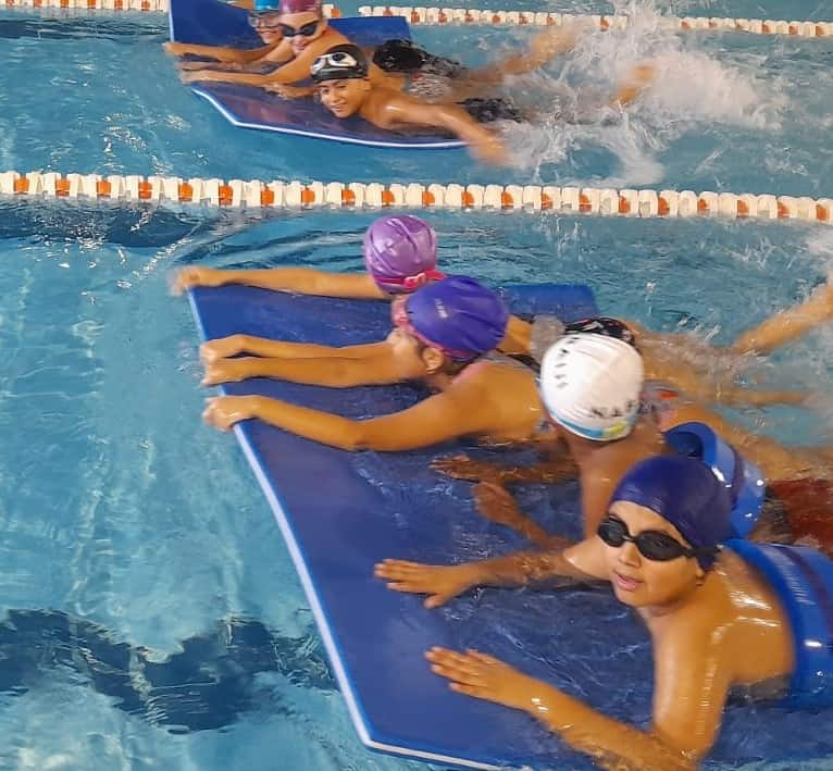 COMO PECES EN EL AGUA - Colegio Ángeles Custodios